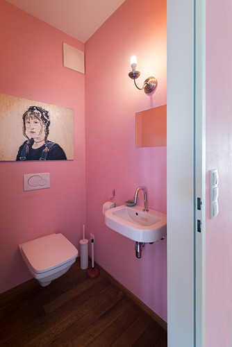 Gäste-WC mit Wandleuchte und rosa Wänden – Bild kaufen – 12381275 ...