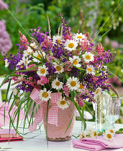 Wiesenblumen – Strauß mit Leucanthemum … – Bild kaufen – 12150357 ...